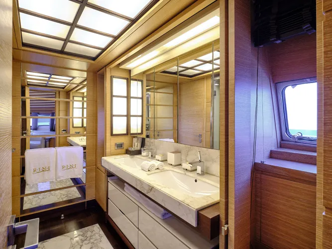 RINI yacht for charter (Posillipo-Rizzardi, 36.68m, 2009)